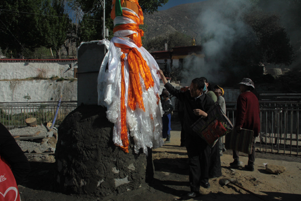 Prayer flags replaced at Nechung Monastery - China - Chinadaily.com.cn