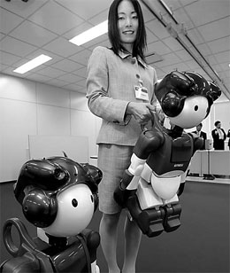 Humanoids slip up in debut roll as office help - Chinadaily.com.cn