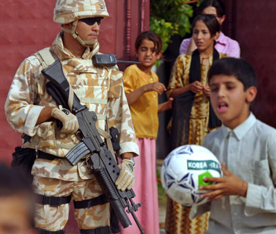 South Korean soldiers guard press visit in Iraq