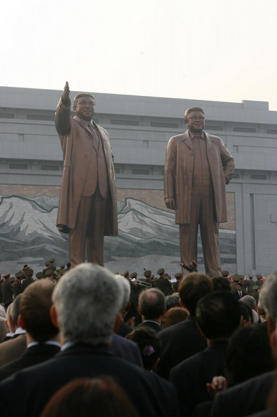 DPRK unveils statues of former leaders[2]|chinadaily.com.cn