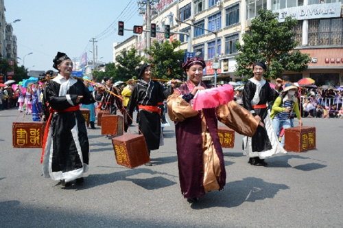 Folk-custom parade enlivens Yizhou's streets
