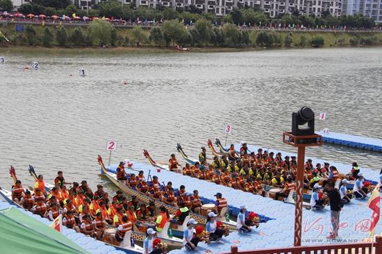 Huanjiang holds dragon boat race to celebrate Fenlong Festival