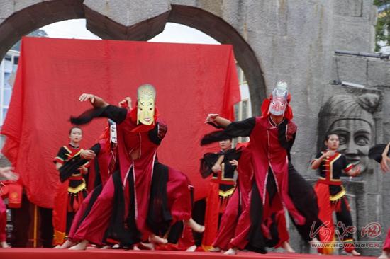 The Fenlong Festival kicks off in Huanjiang