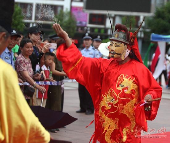 The Fenlong Festival kicks off in Huanjiang