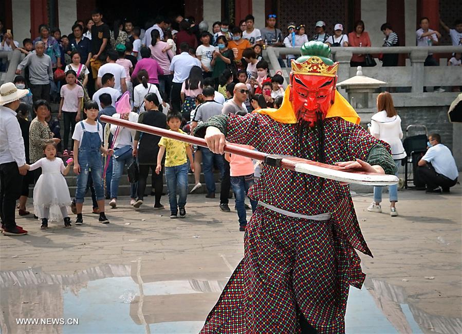 Tourists view Nuo dance at China's Yongcheng[2]- Chinadaily.com.cn